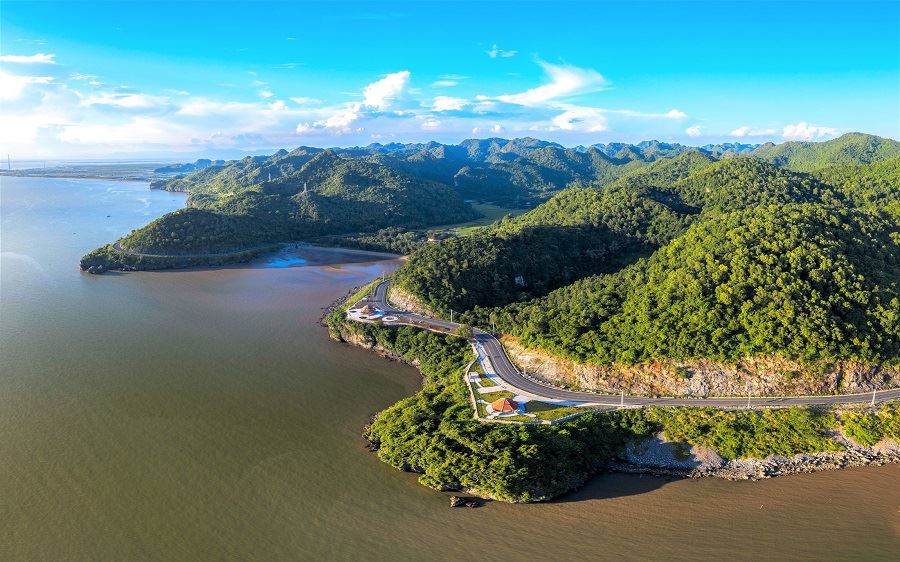Cat Ba flower road and landscaped huts